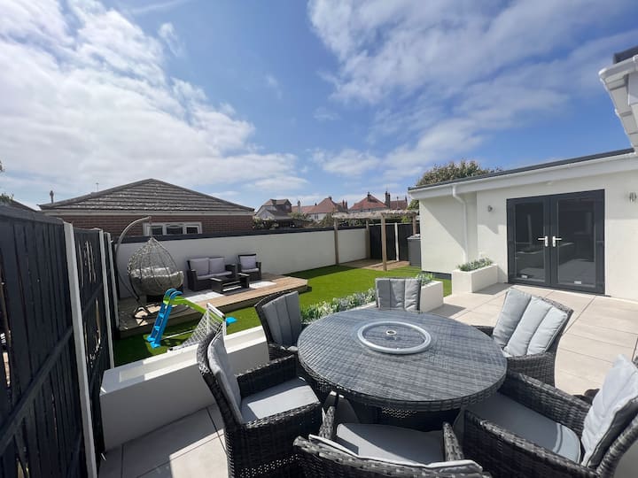 Seaside Escape - Steps Away From The Beach - Skegness Beach