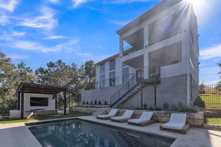 River Front Estate With Pool And Pickleball! - Spicewood, TX