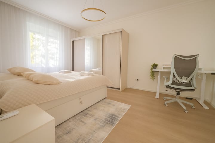 Spacious And Cozy 2br Retreat Near City Center - Bratislava