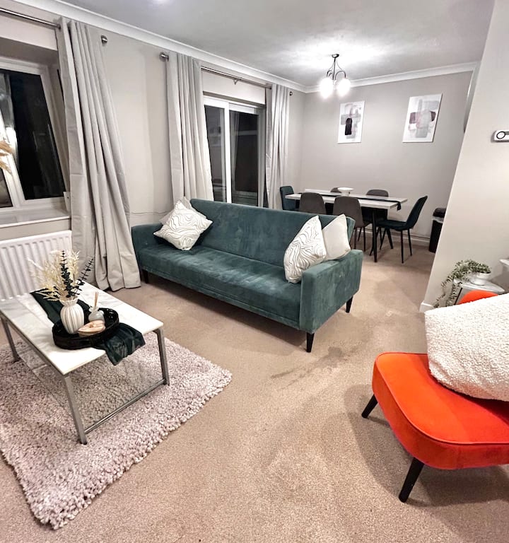 Perfect Contractor Base – 3br Home With Games Area - Swindon