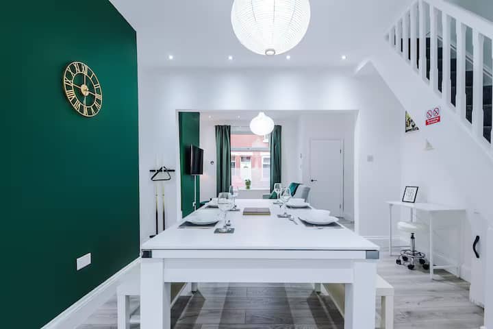 Games Room, Stylish Home, Prime Location, Sleeps 6 - University of Bolton