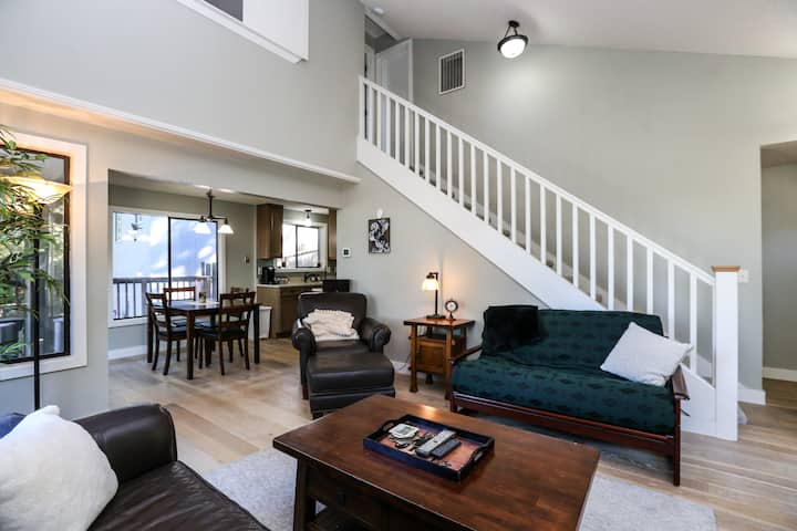 Cozy Retreat Where City Meets Nature - Eugene, OR