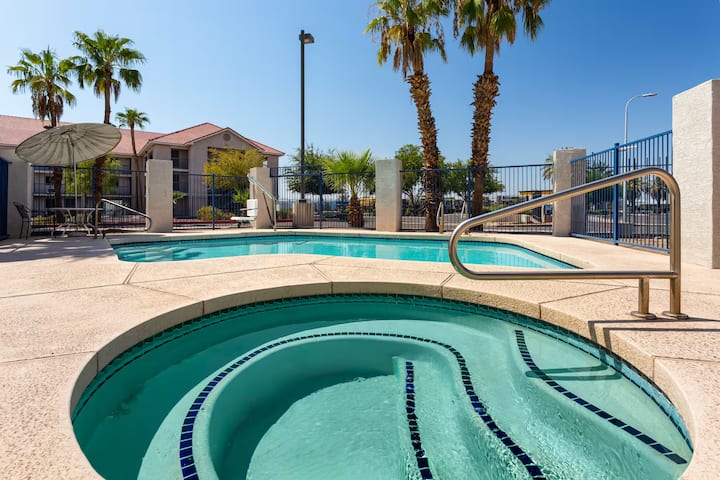 Days Inn Phoenix West | 2 Queens | Near Stadium - Phoenix, AZ