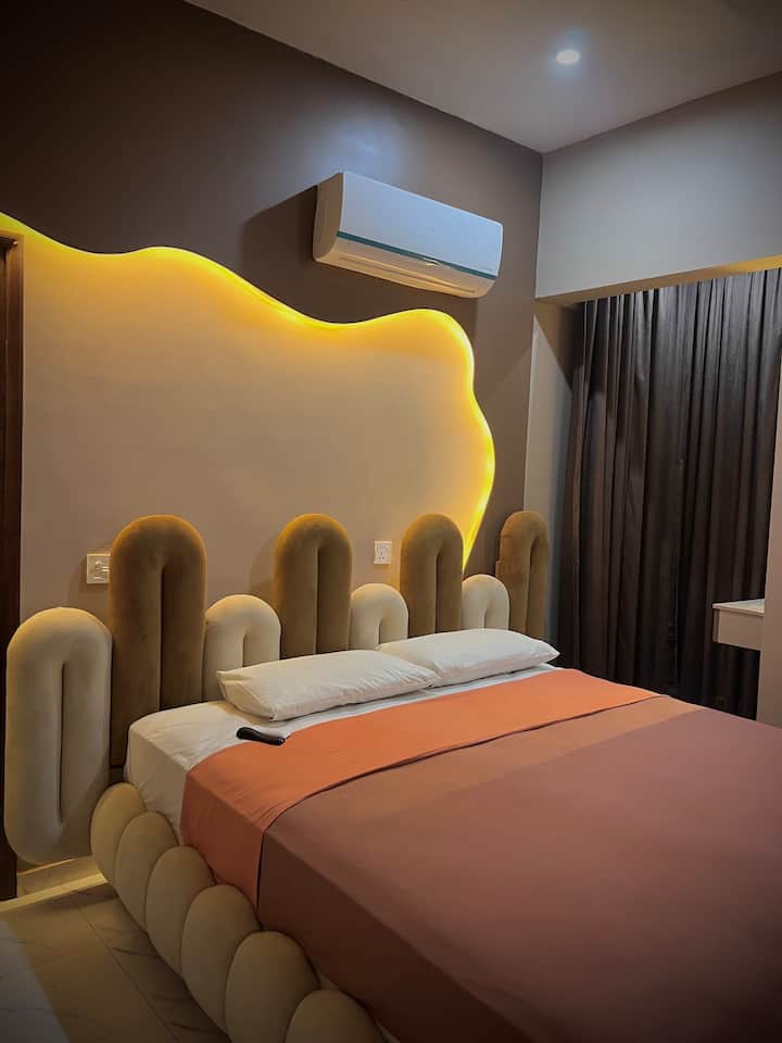 Aesthetic 1bhk • Aurora Stays • 65" Led | Dha Ph6 - Karachi