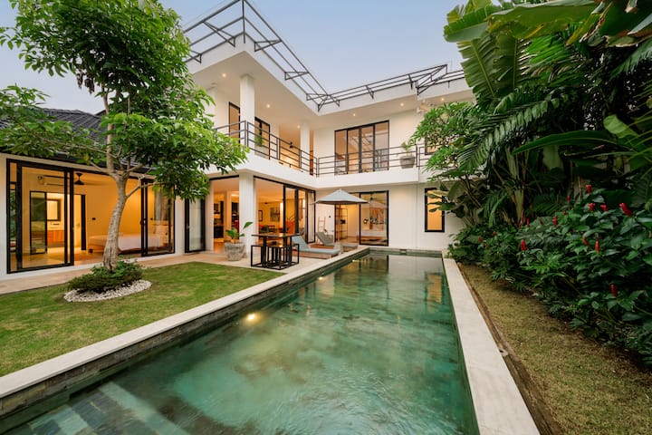 Spacious 5br Modern Simplicity, Near Canggu's Best - Bali