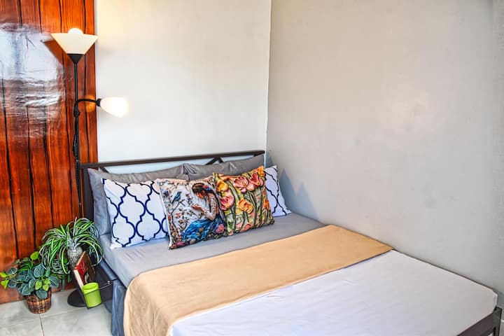 Cozy 2br Free Parking+wfi350mbps New Renovation - Quezon City