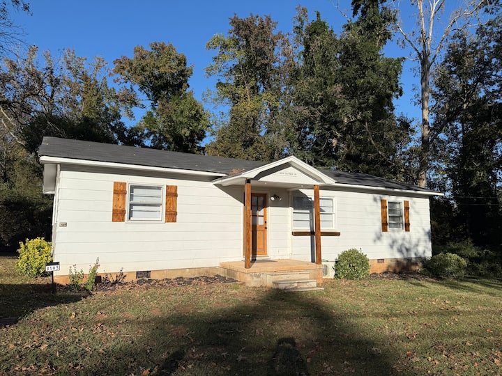 3 Br 2 Bath. Entire House. Car/boat/atv Parking. - Lexington, NC