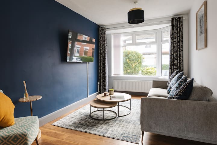 Modern 3 Bed Home | Sleeps 6 | Private Parking - Belfast