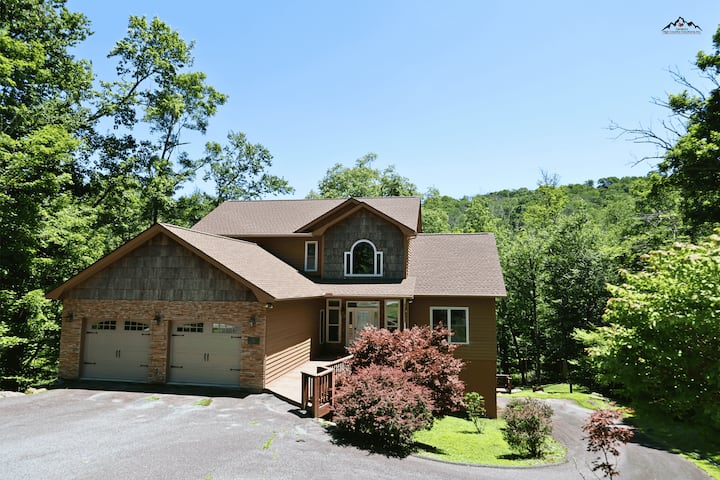 Breeze On Inn Deck, Firepit, & Game Room - Sugar Mountain, NC