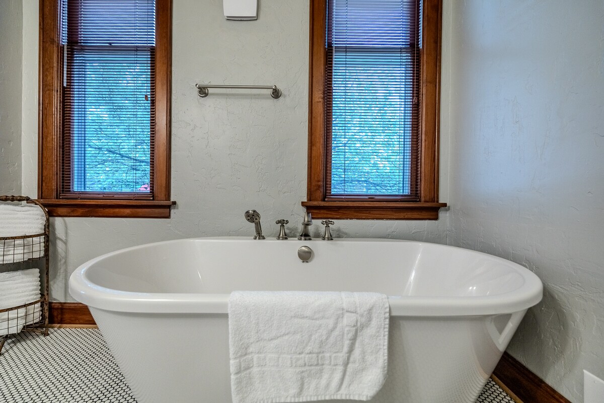 Carriage House Room Manor Inn on Route 66 - Bed and breakfasts for Rent ...