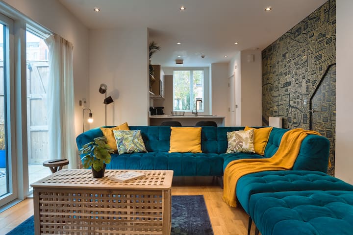 Luxury 4br Townhouse/hot Tub/ Upstairs Rooftop - Mánchester