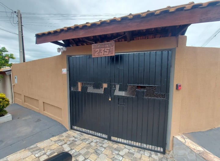 Casa De Esquina Em Cambé: Com Ar Condicionado - Londrina