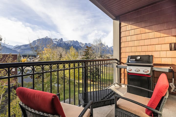 Epic Mountain View | Pool Waterslide Hot Tub & Bbq - Canmore