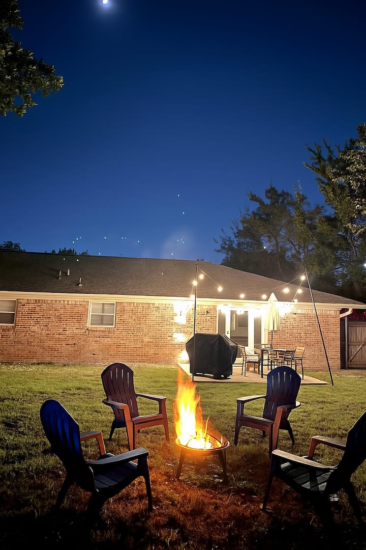 Family Fun Basecamp 3bd W/ Bunks - Near Stadiums! - Grand Prairie, TX