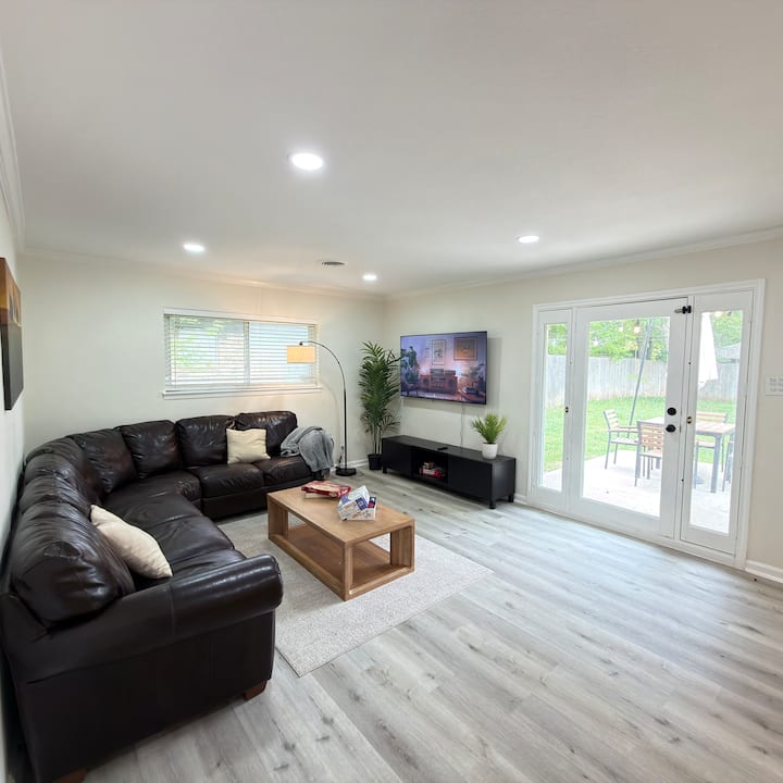 Spacious 3br -Private Parking- 10 Min To Six Flags - Grand Prairie, TX