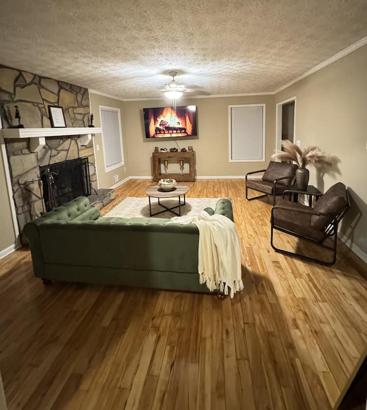 Cinèluxe Retreat Hideaway - Acworth, GA