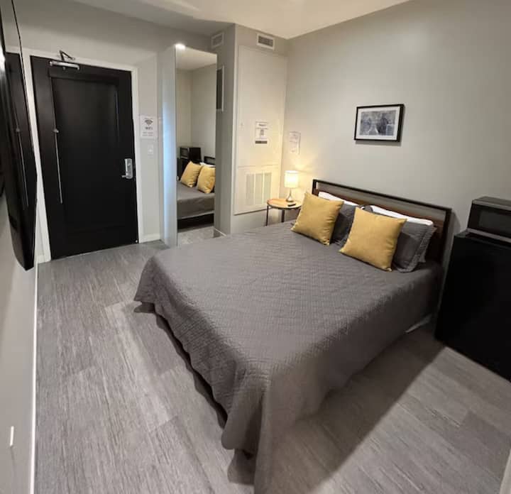 1 Bed | 1 Bath Guest Suite W/ Gym & Courtyard - Des Moines, IA