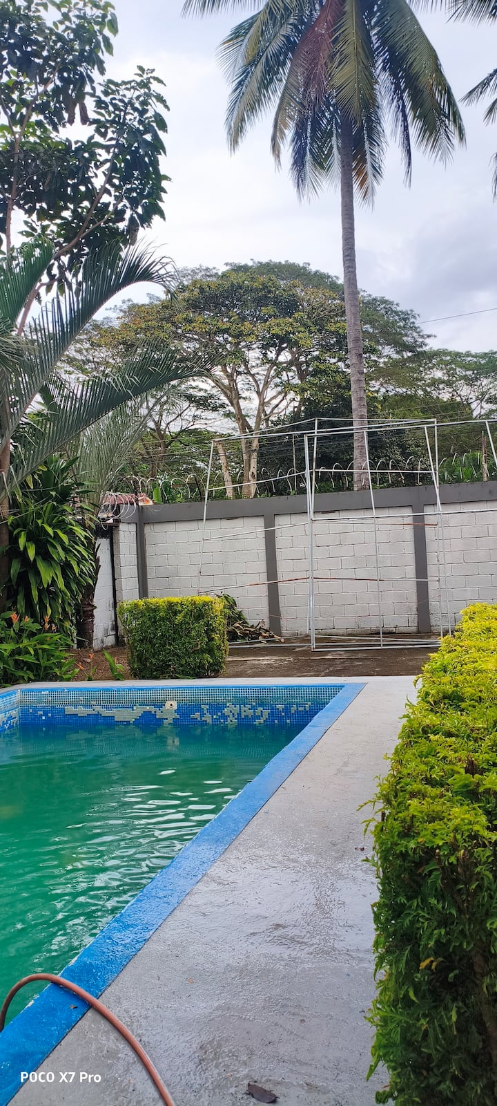 Casa Con 4 Cuartos, 3 Baños Con Servicio, Piscina - Puntarenas