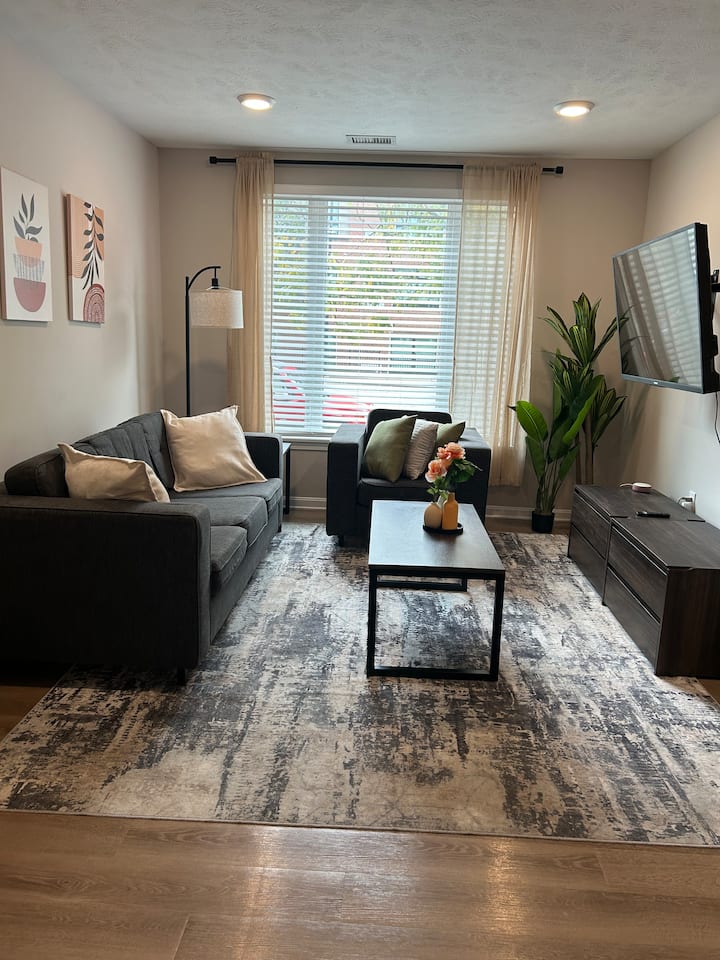 Modern Cozy Suite | Minutes To Hospitals & Ua - Akron, OH