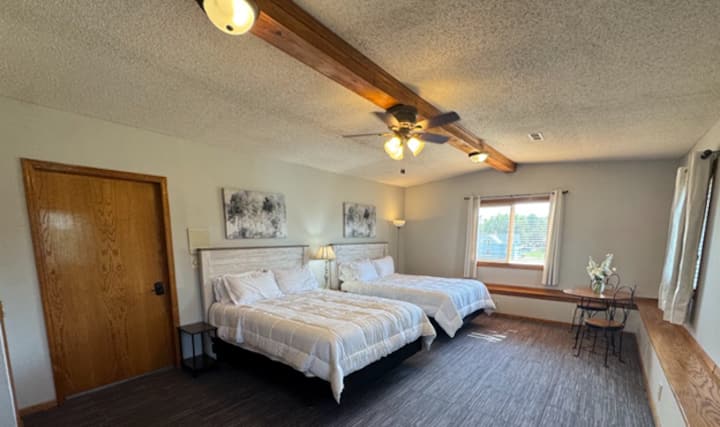 Greenwood Retreat - Peaceful Double Queen Suite - Nebraska