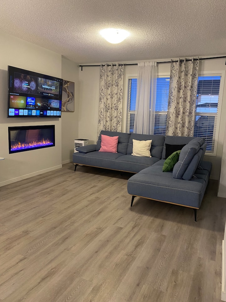 Beautiful Family Friendly House - Chestermere