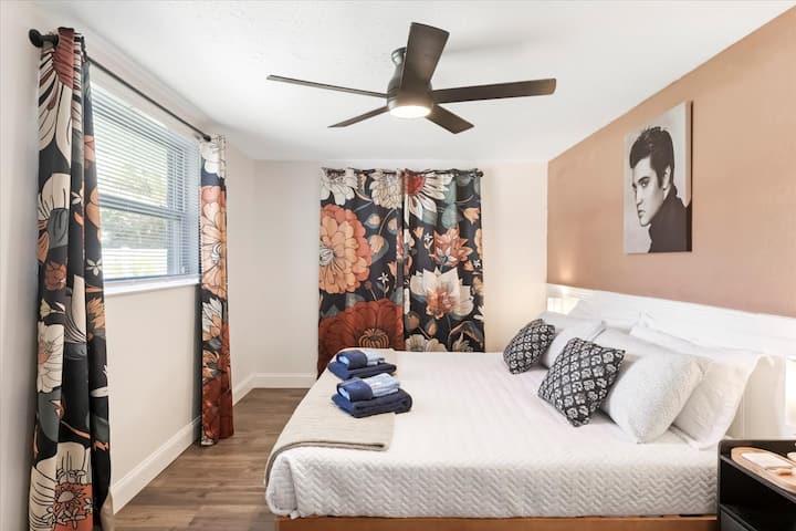 Iconic Retro Glam Stay • Firepit & Near Downtown - 새러소타