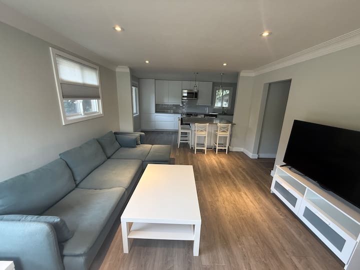 Bright 3-bedroom Main Floor Suite In Bolton West - Bolton