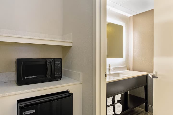 2 Queen Beds | La Quinta Andover |Pet Friendly - Salem, NH