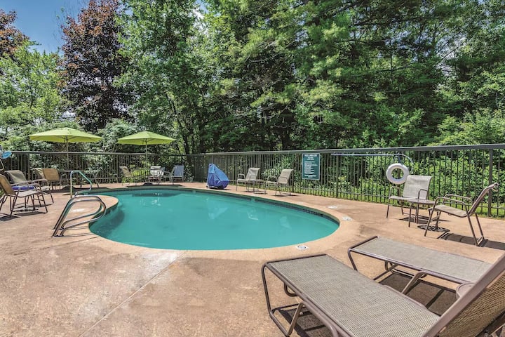 La Quinta Salem Nh | King Room | Pool & Parking - Salem, NH