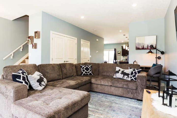 5bdrm Bright Modern Home*king Bed*garage*sleeps 12 - Edmonton