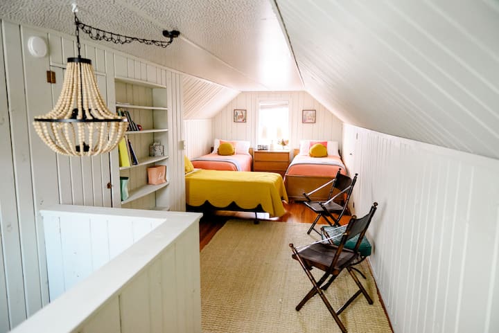 Updated Vintage Cottage Near Mckennan Park - Sioux Falls, SD