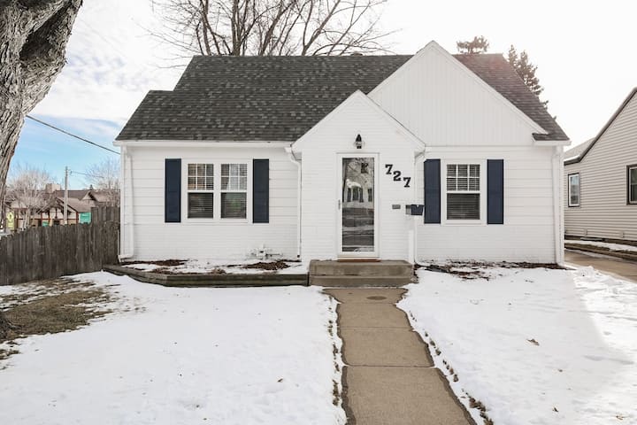 Updated Vintage Cottage Near Mckennan Park - Harrisburg, SD