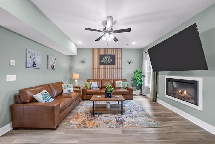 Luxury Upscale Home With Full Size Fun Zone - Clarksville, TN