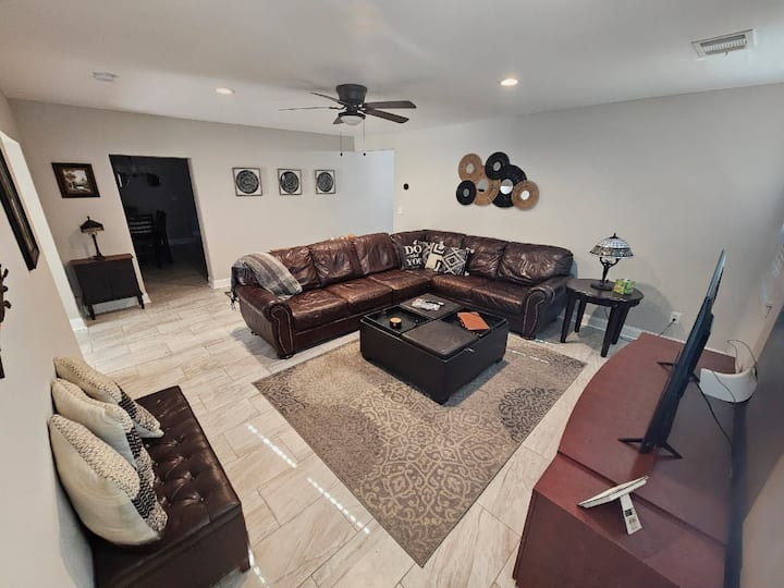 Comfortable 6 Bedroom With In-law Suite - Jacksonville, FL
