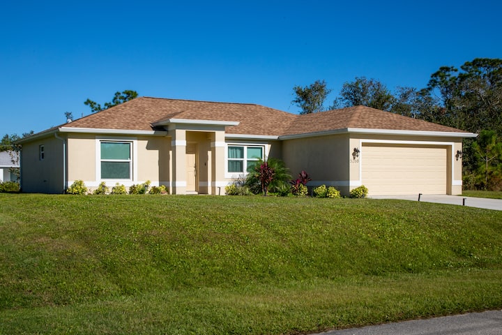 Cozy 2br Home W/office | Pet Friendly - Port Charlotte, FL