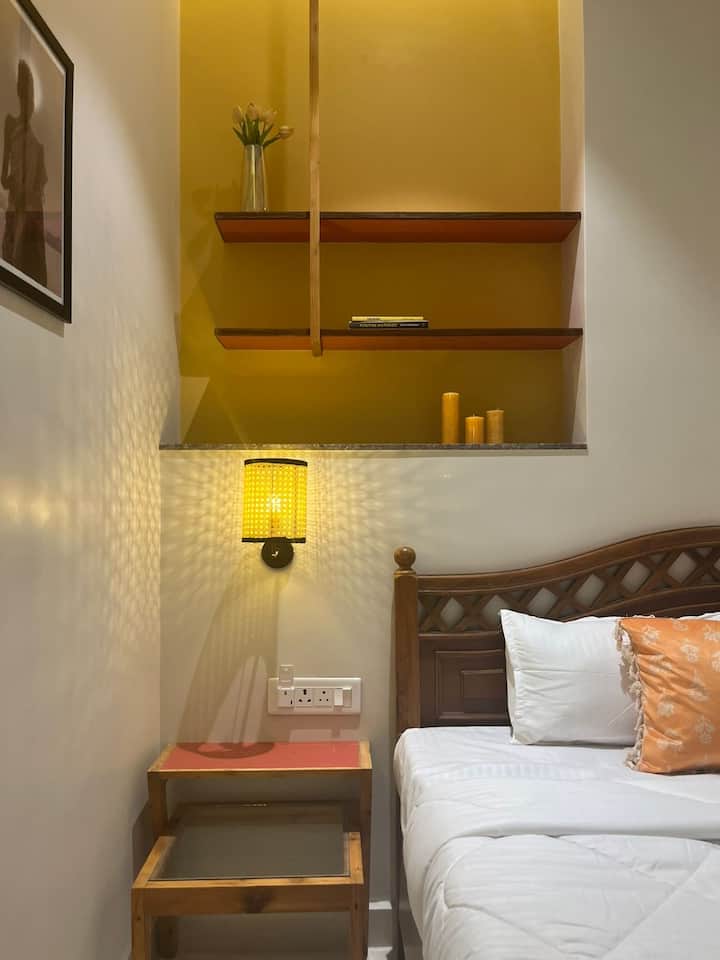 Dada’s Atithya – Retro Room Near Kashi Vishwanath - Varanasi