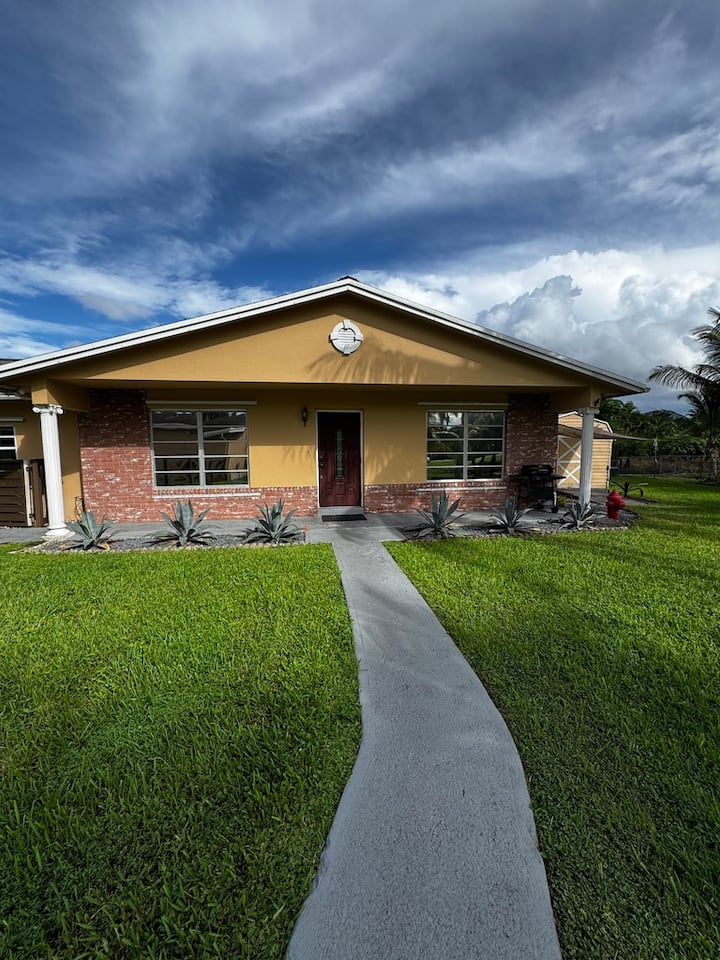 Home In Davie - Davie, FL