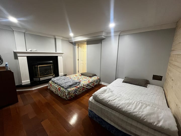 Shared Bedroom In A Villa - Brampton