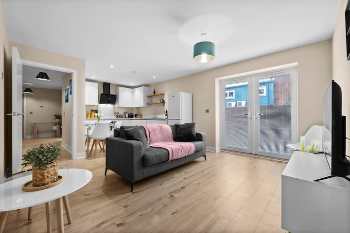 #103 Stylish & Spacious 3br 3bath With Parking - Coventry