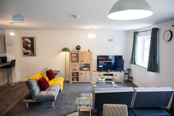 Pines Villa No.14, New 3br,parking + Ev, Sleeps 10 - 노샘프턴