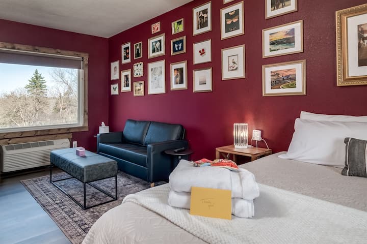Girls’ Getaway | Free Parking | Simple Comfort - Hastings, MN