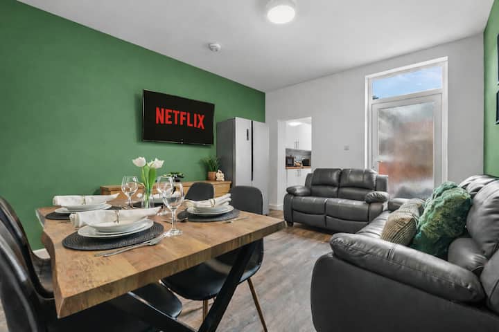 #101 Stylish House 4br 4bath, Parking, Sleeps 8 - Coventry