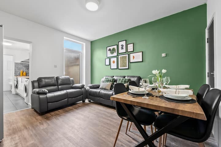 New! Entire House, 4br 4bath, Parking, Sleeps 8 - Coventry