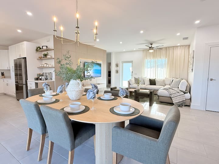 Elegant Cape Coral Retreat Sleeps 8 - Cape Coral, FL