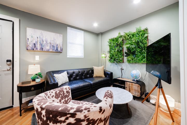 The Bucktown Nook | By Transit W/ Free Parking - Chicago, IL