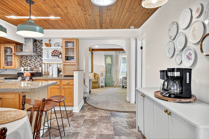 Cozy Cottage On Curtice Street - Littleton, CO