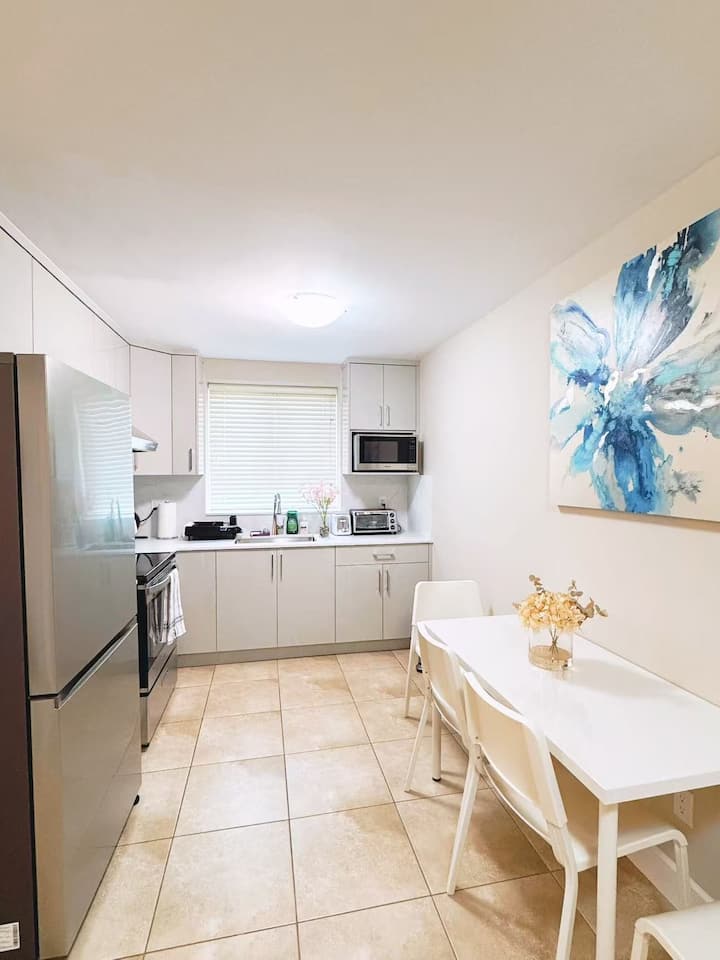 Comfortland
Private Suite Quick Walk 22nd Skytrain - New Westminster