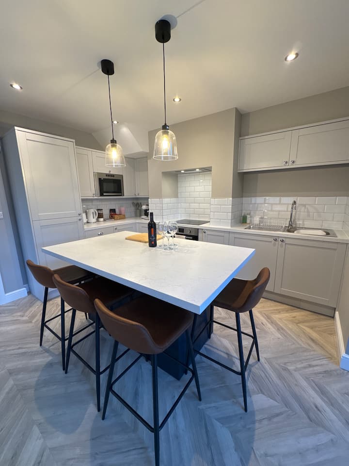 Contemporary Yorkshire Retreat- Off Street Parking - Barnsley