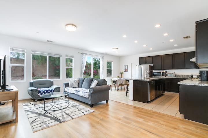 Big Kitchen & Xl Bedrooms | Perfect For Midterm - Ontario, CA