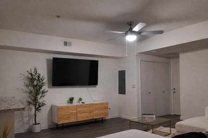 Comfy Studio With Pool, Gym & Laundry - Tempe, AZ